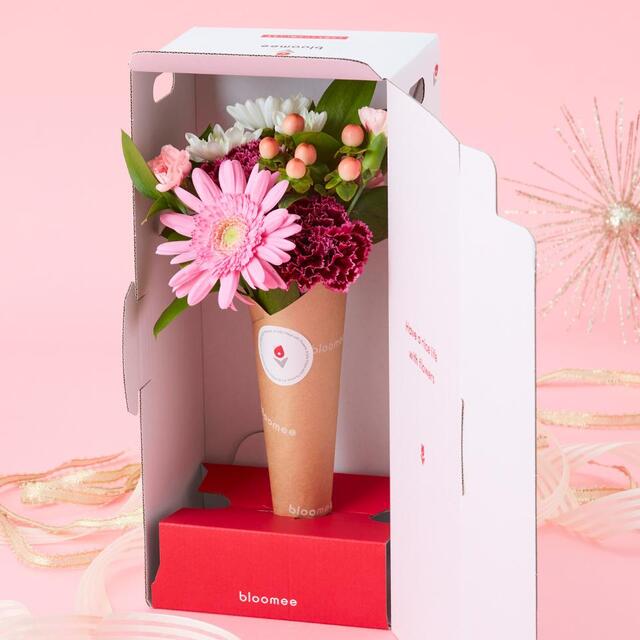 bloomeeギフトの華やか季節のお花のブーケ（8本プラン）を贈る | カジュアルギフトのgiftee(ギフティ)